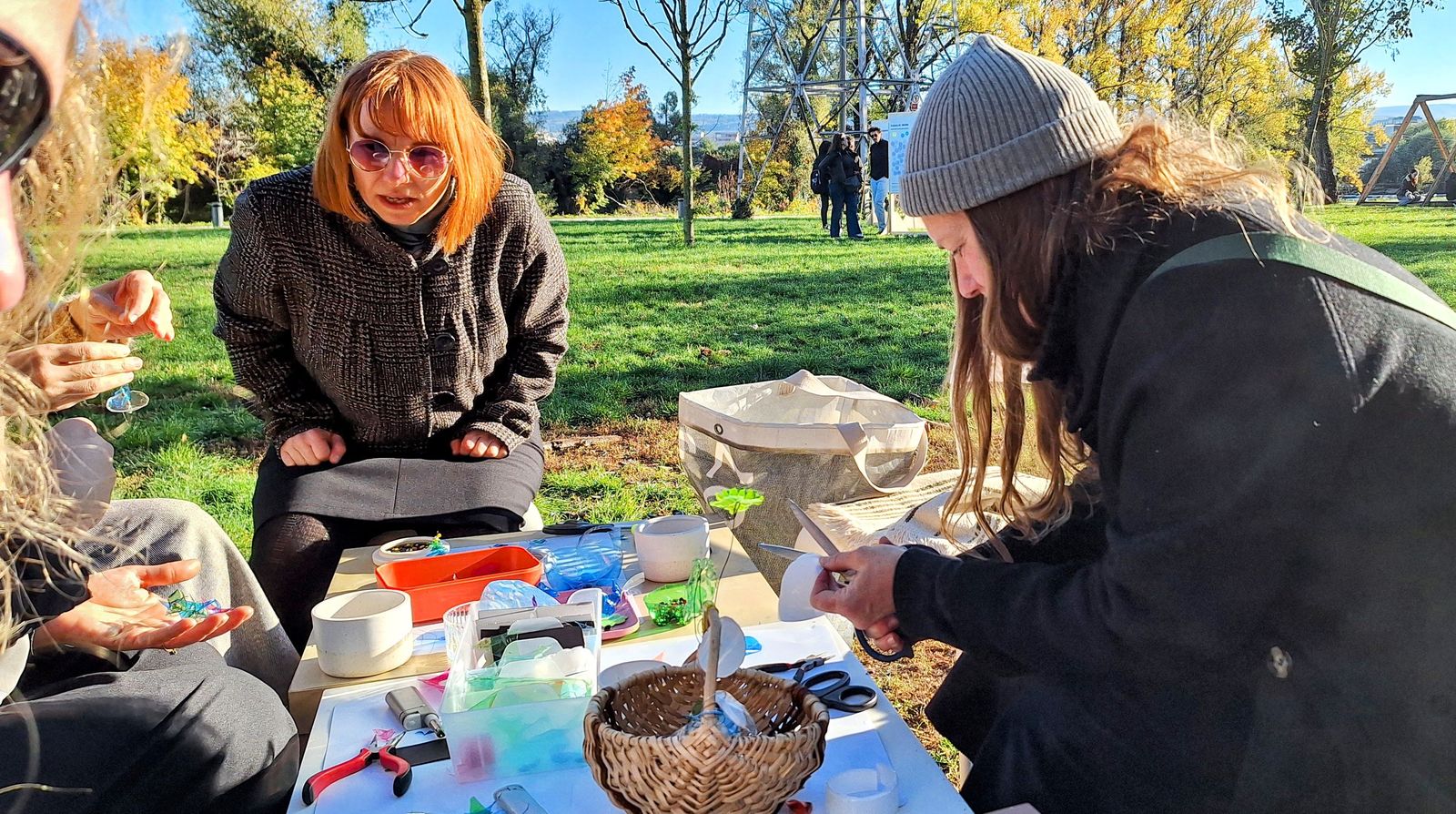 Transformarea plasticului în artă comunitară: Povestea atelierelor de ...